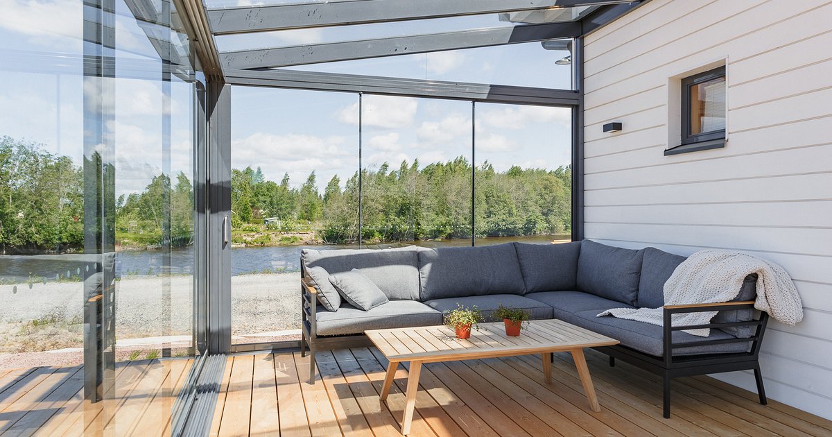 Lasiterassi joen rannassa