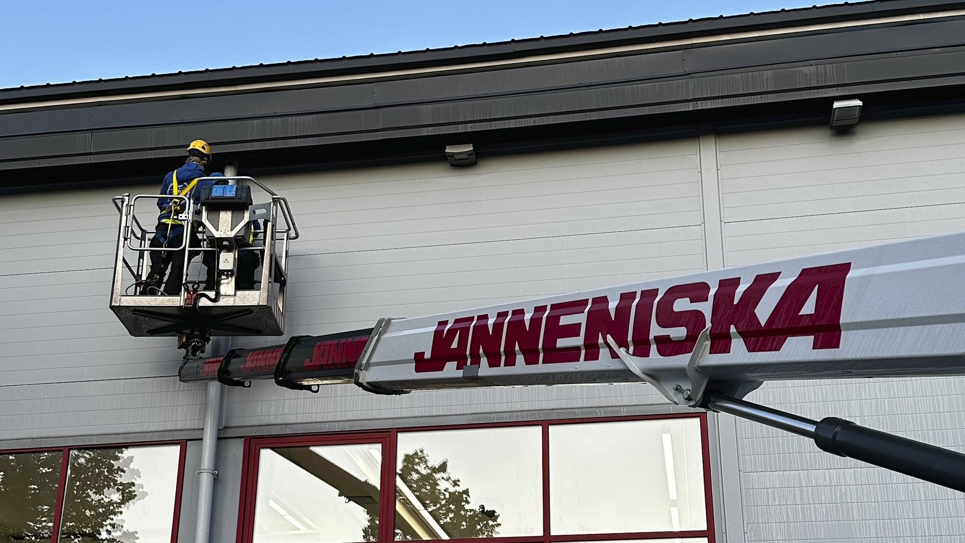 Kiinteistönhuolto tehostuu ja turvallisuus paranee nostolava-autojen a